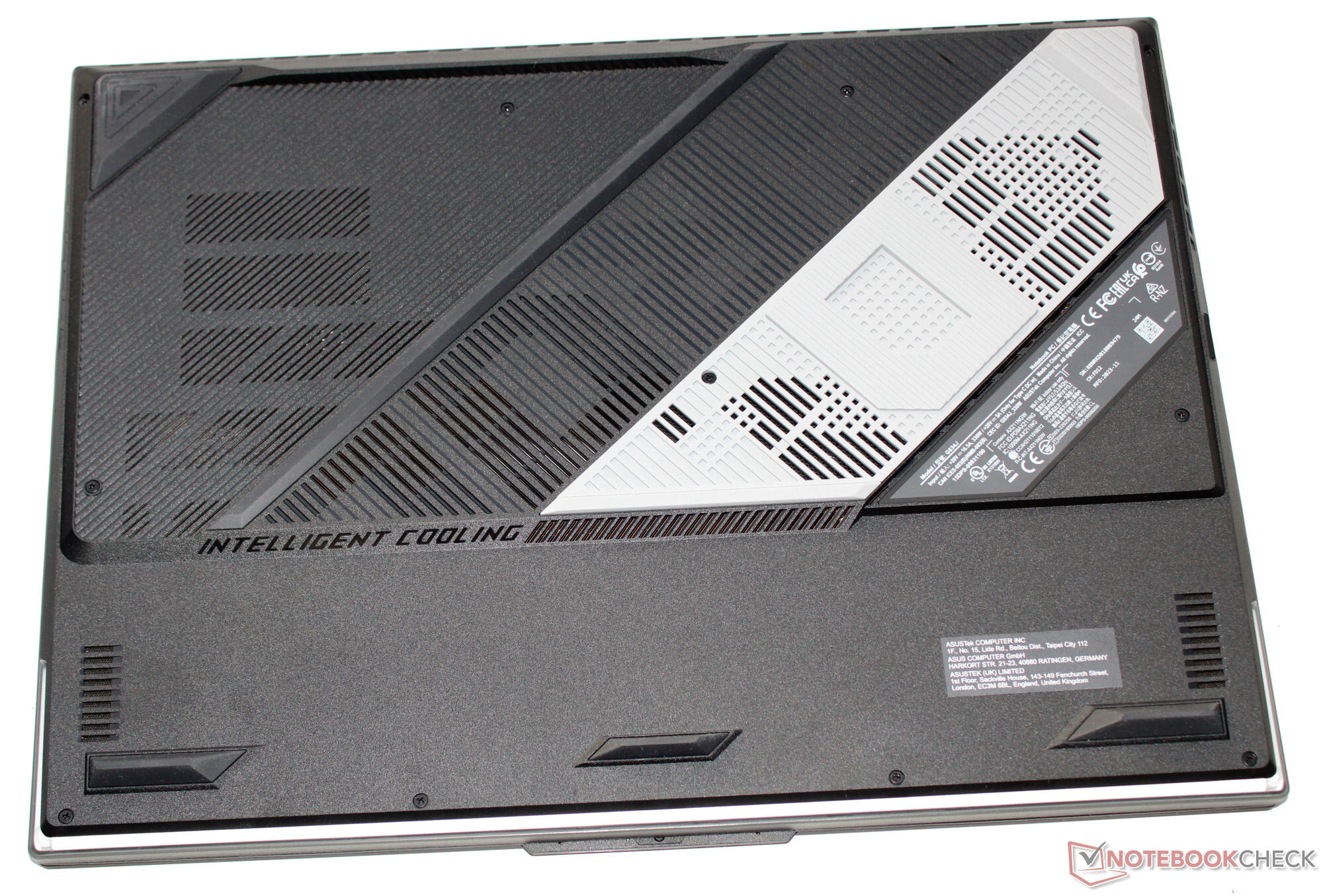 华硕 ROG Strix Scar 18 (2024) 评测：配备 RTX 4090 和迷你 LED 面板的游戏笔记本电脑 ...