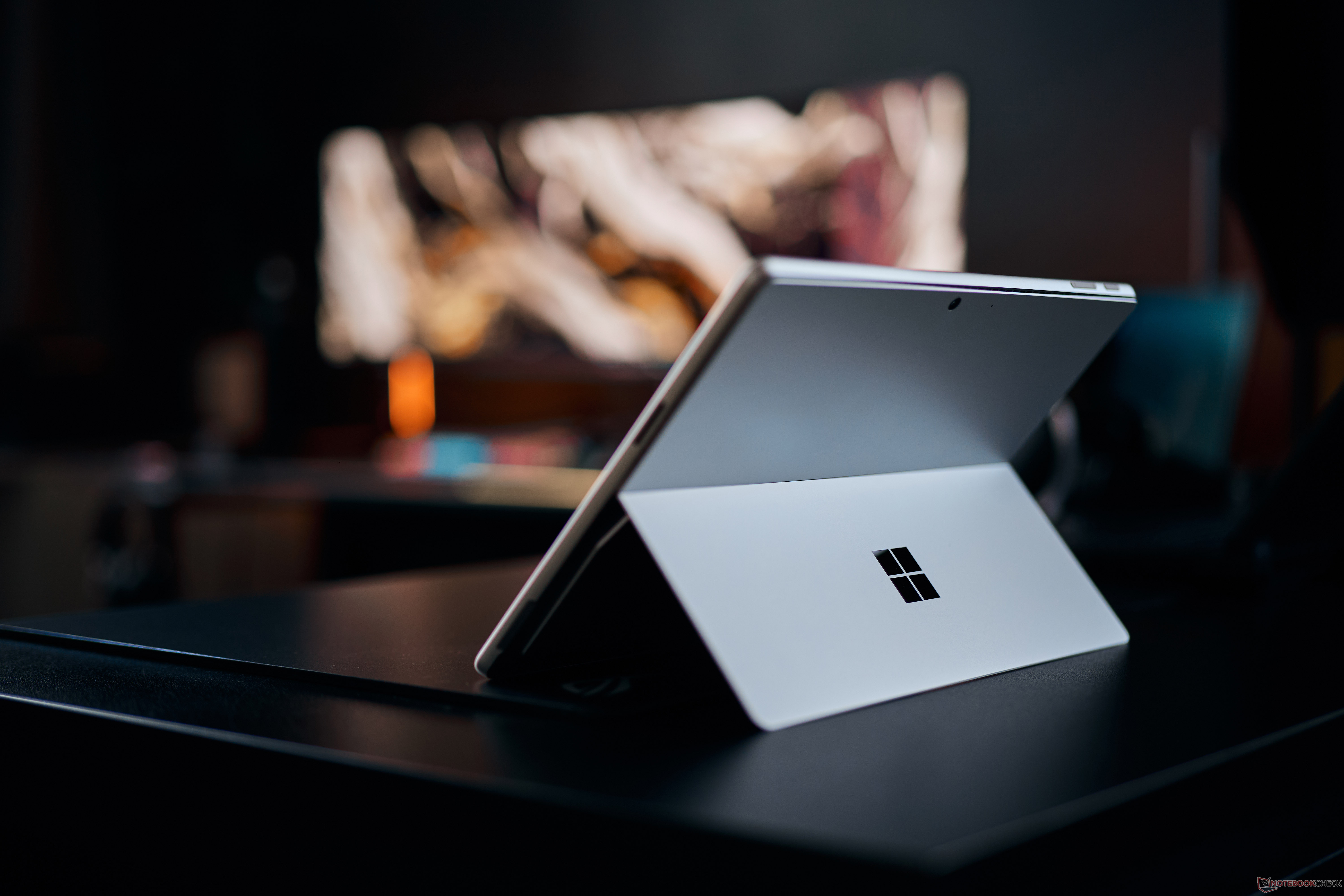 敞篷车内的 Lunar Lake 与 Snapdragon - Microsoft Surface Pro OLED for Business ...