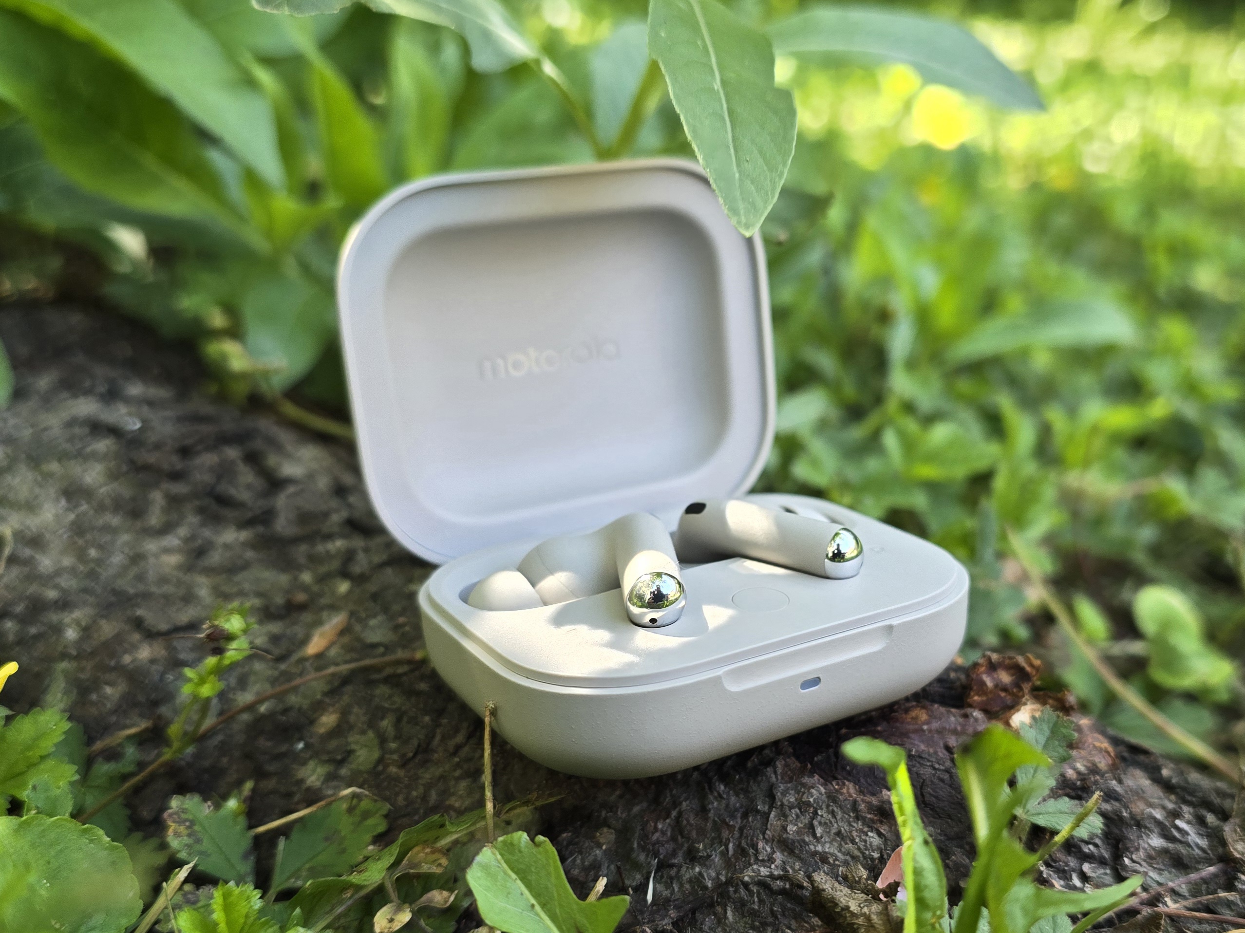 摩托罗拉 Moto Buds+ TWS 评测--配备 ANC、高保真音频和 Bose 音效的入耳式耳机 - Notebookcheck