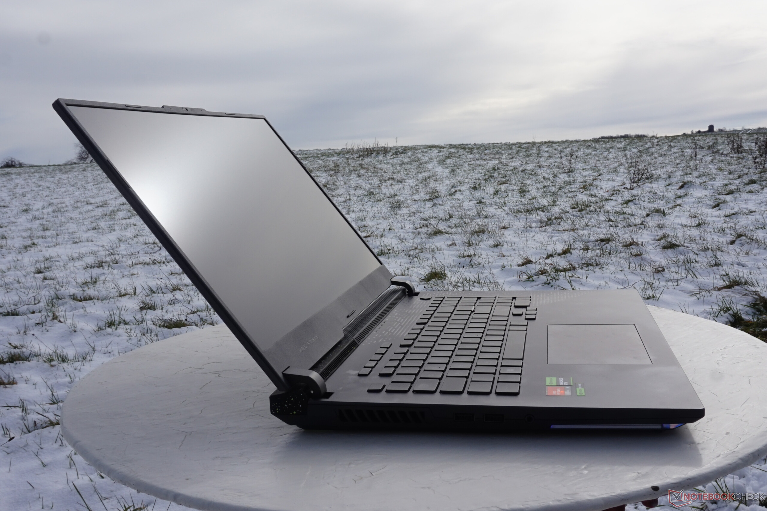 华硕ROG Strix G17 G713PI。游戏笔记本在新Ryzen 9的测试中给人留下深刻印象 - Notebookcheck